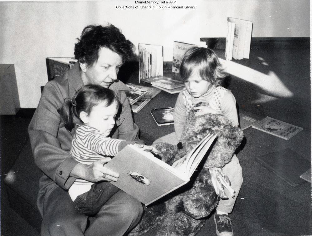 Elisabeth Farr reading with children, Lovell, 1975 - Maine Memory Network